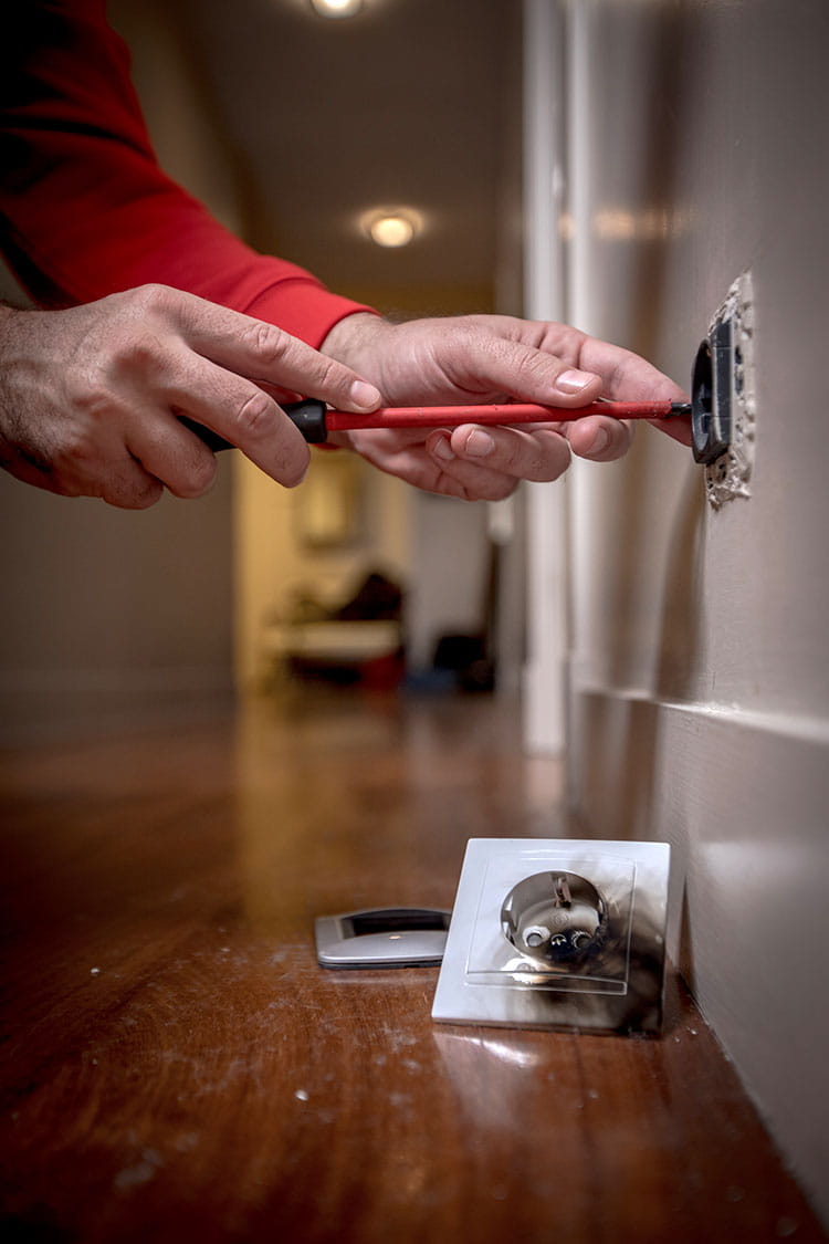 Cómo cambiar un enchufe paso a paso | HomeServe Blog